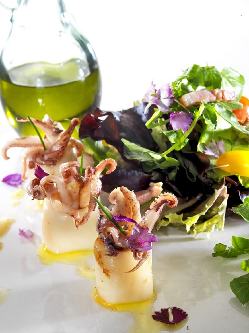 Sautéed squid with mixed salad recipe - Olive Oils from Spain